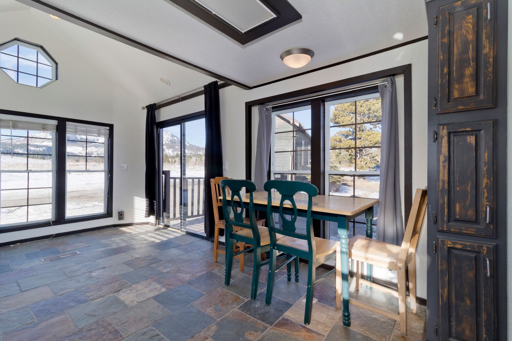 Sierra Meadows Ranch | Hotel Cabins Mountain Views, Walk to Town