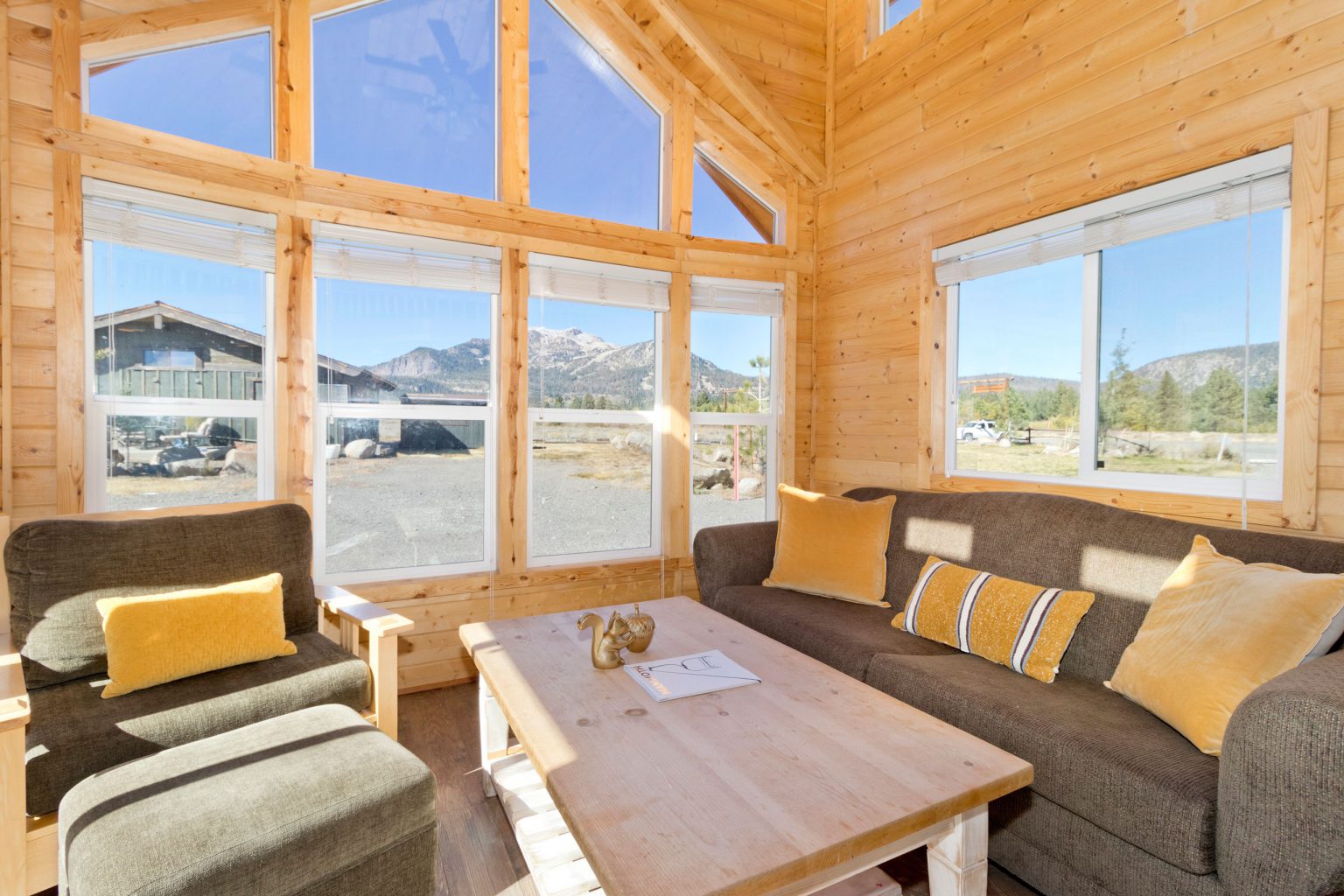Sierra Meadows Ranch | Hotel Cabins Mountain Views, Walk to Town